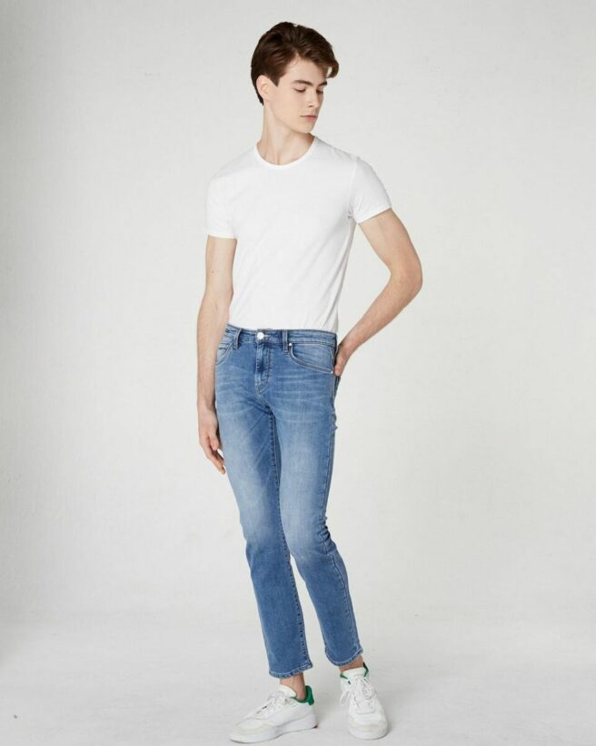 เปิดวาร์ป 'Ruslan Mamlay' หนุ่มหน้าหล่อราวตุ๊กตา ผู้เชิญมง MIQ 2022 ...