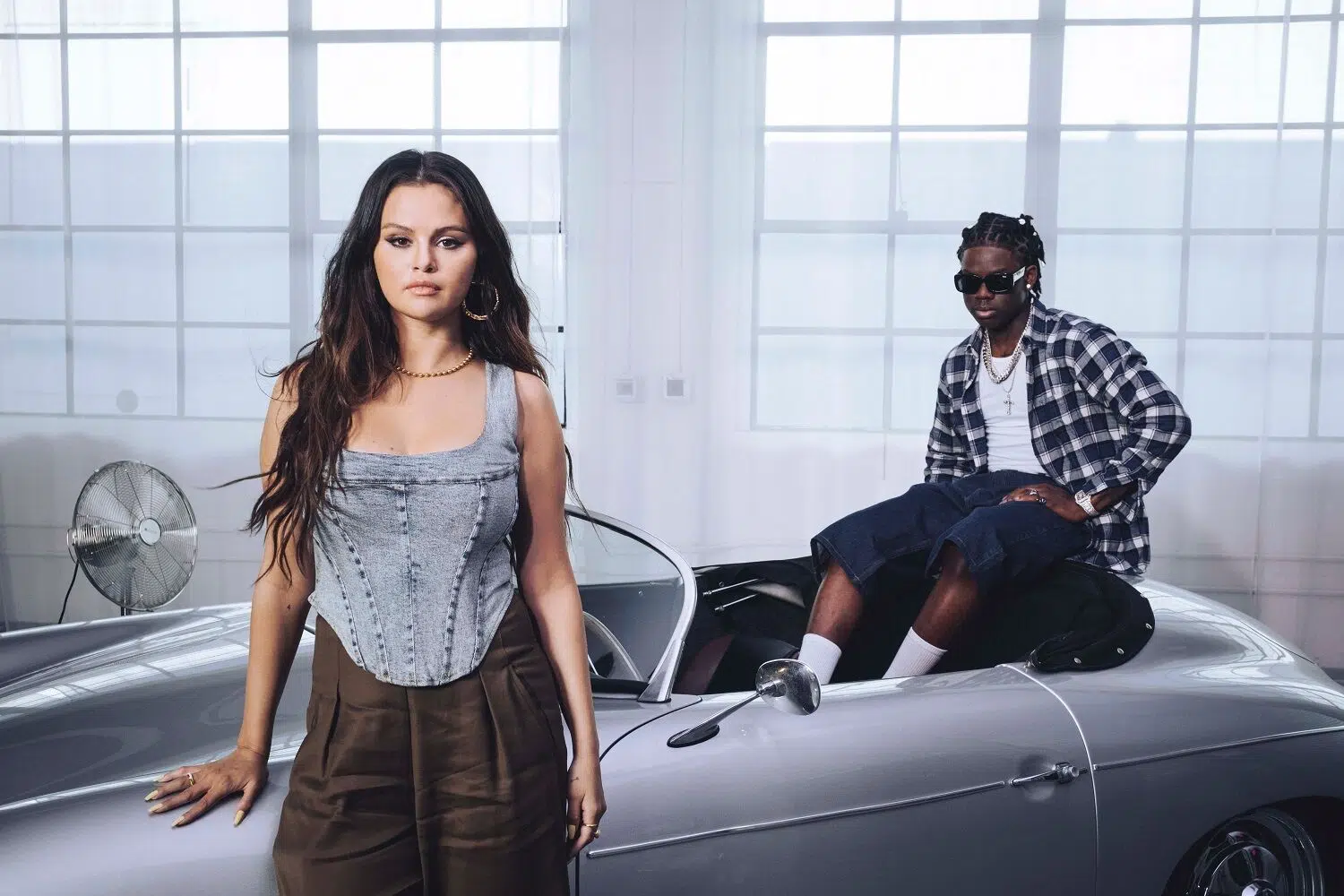 Rema ร่วมงาน Selena Gomez ในซิงเกิล "Calm Down" เวอร์ชั่นรีมิกซ์ใหม่ ...
