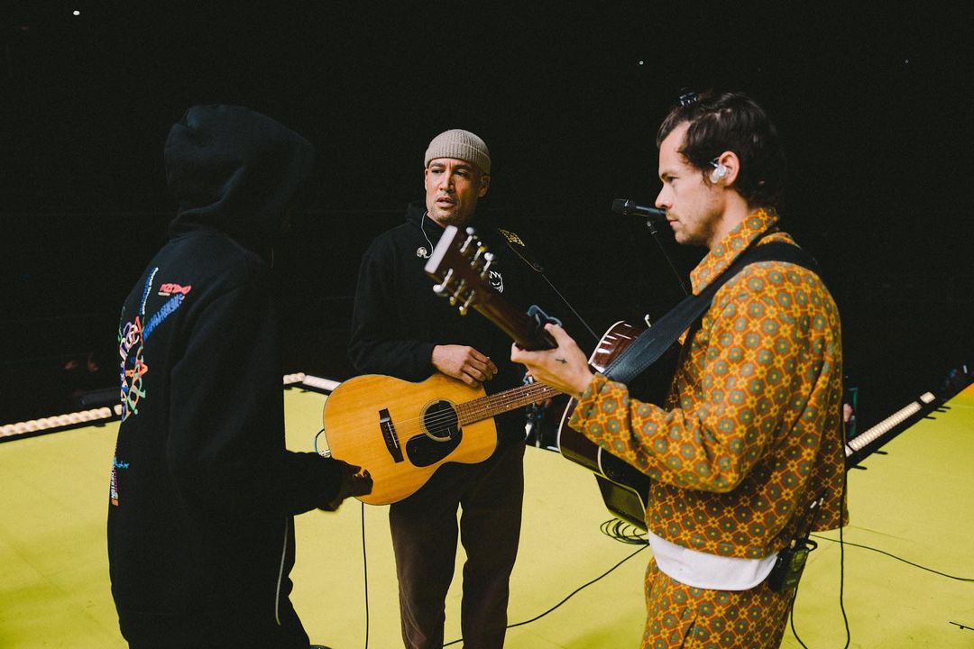 ฮือฮาทั้งโลก 'แฮร์รี่ สไตลส์' ใส่สุด เป้ากางเกงขาดขณะเล่นคอนเสิร์ต ...