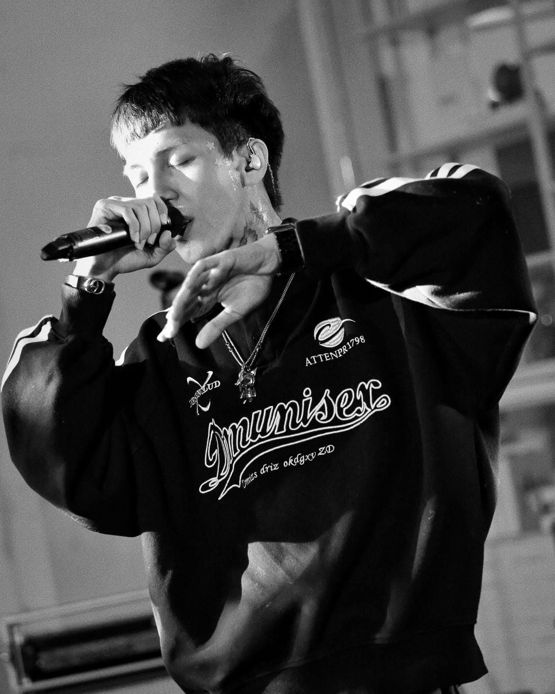 'ฮาย Paper Planes' อุ้มแฟนคลับฟันน้ำนม ขณะร้องเพลง น่ารักขั้นสุด ...