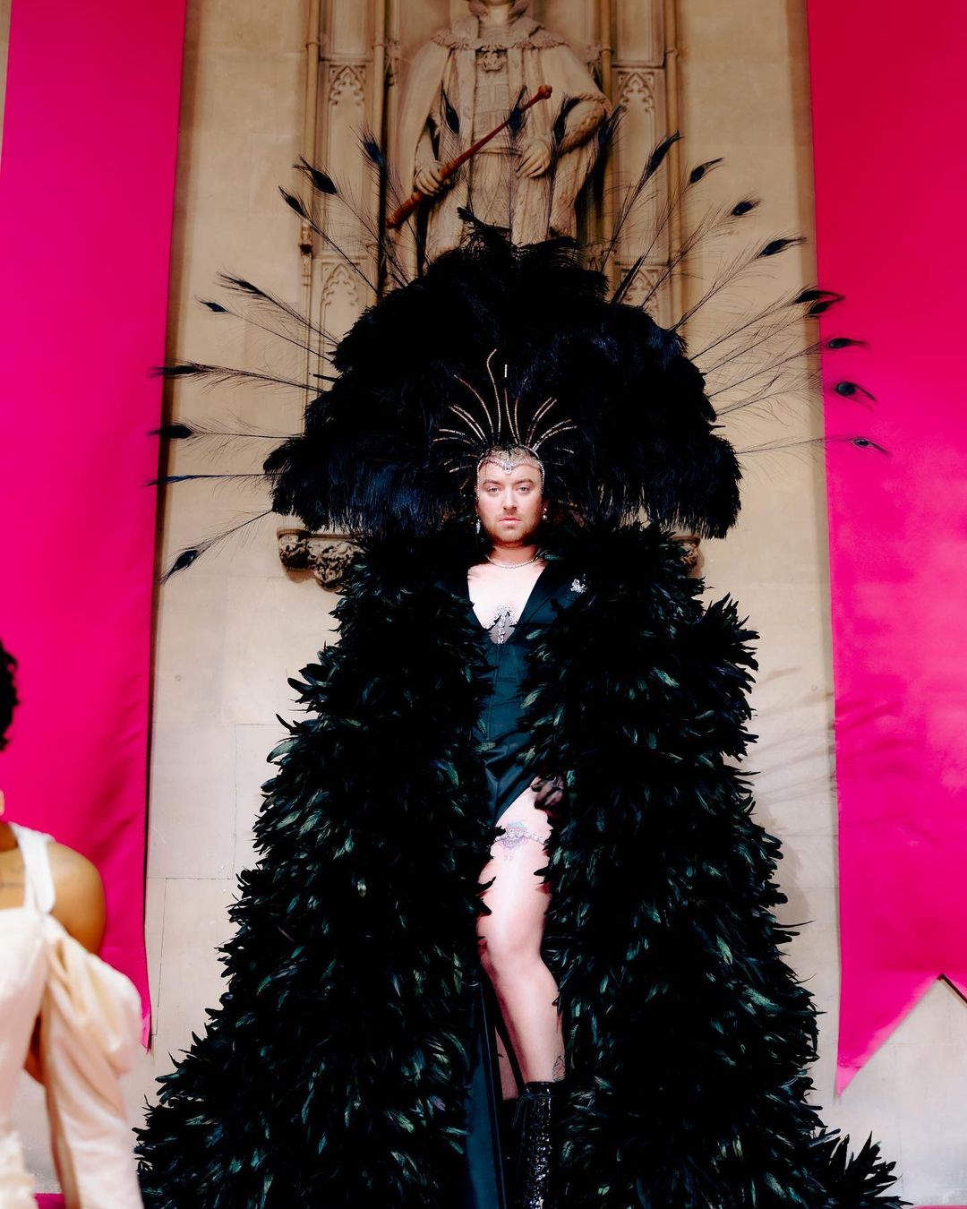 ส่องแฟชั่น ‘Sam Smith’ ต้นปี 2023 แม่ฟาดชุดเด็ดไปเพียบ | Thaiger ข่าวไทย