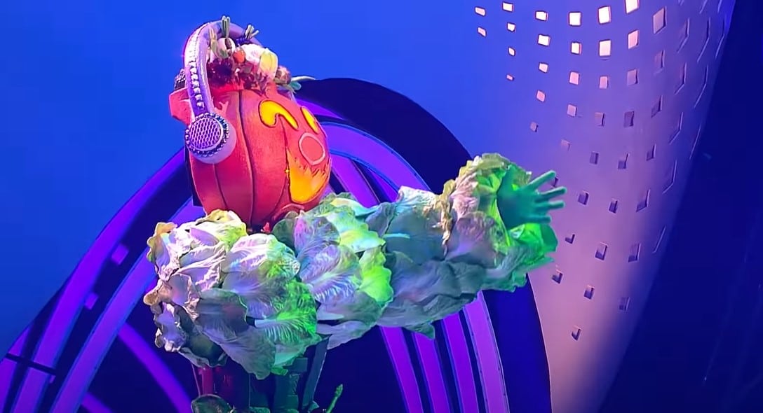 'หน้ากากผักรวม' คือใคร คนแห่เดา "เบเบ้-แฮนน่า"