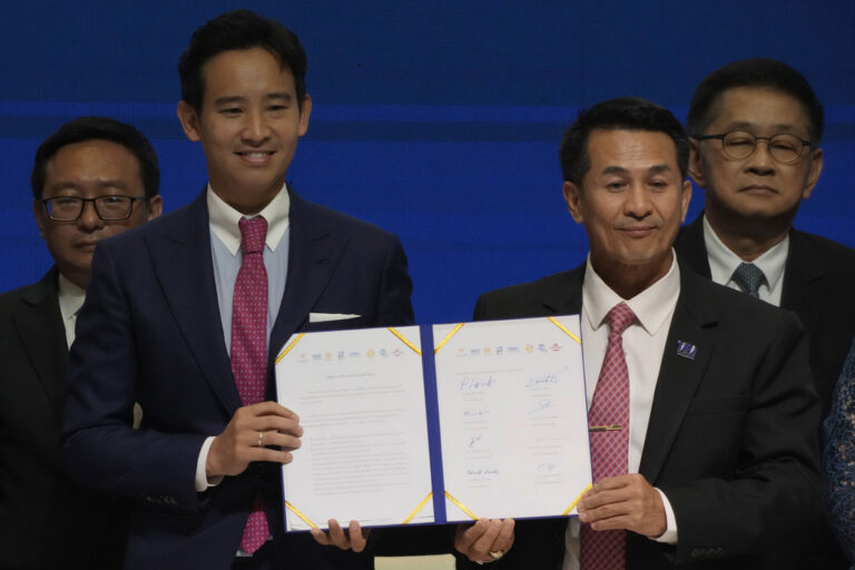 'เรืองไกร' ยื่นสอบ 8 พรรคร่วมเซ็น MOU ผิด รธน. หรือไม่? โทษหนักถึงขั้นยุบพรรค | Thaiger ข่าวไทย