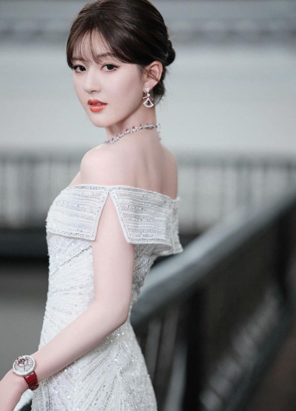 'จ้าวลู่ซือ' ประกายสวยจรัสดาว สวมเดรสขาวสง่า ร่วมอีเวนต์ 'BVLGARI ...