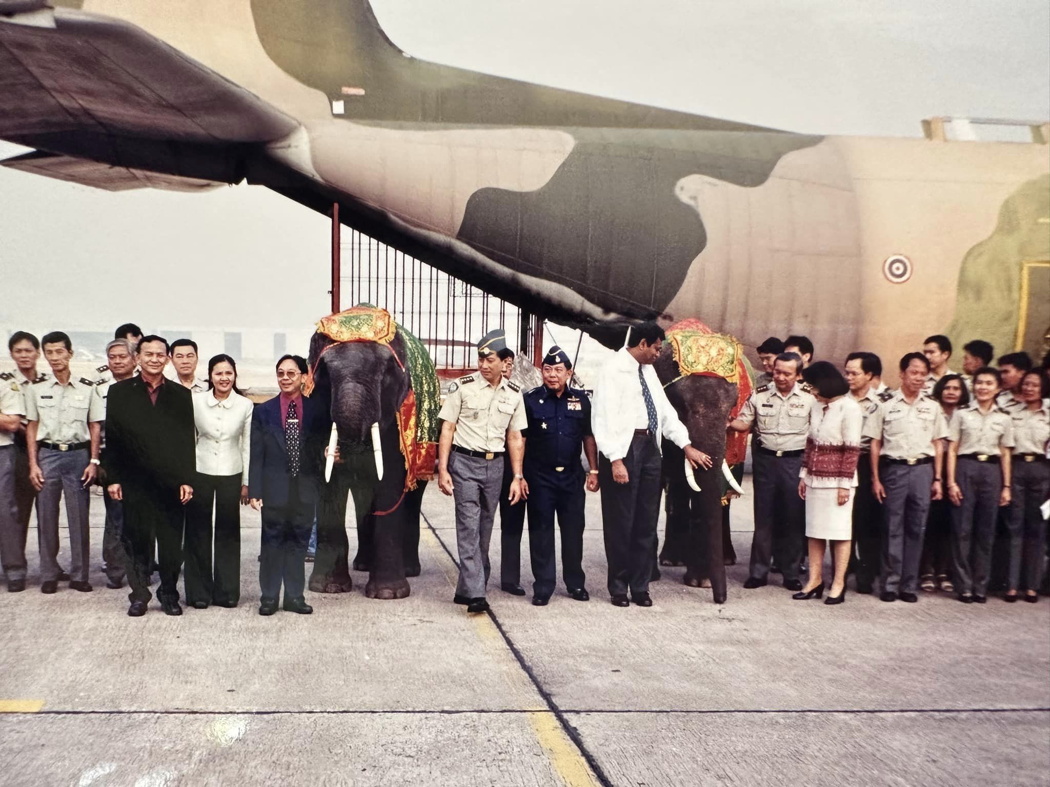 เปิดภาพ พลายศักดิ์สุรินทร์ ปี 2544 พระราชทานแก่ประธานาธิบดี ศรีลังกา ...