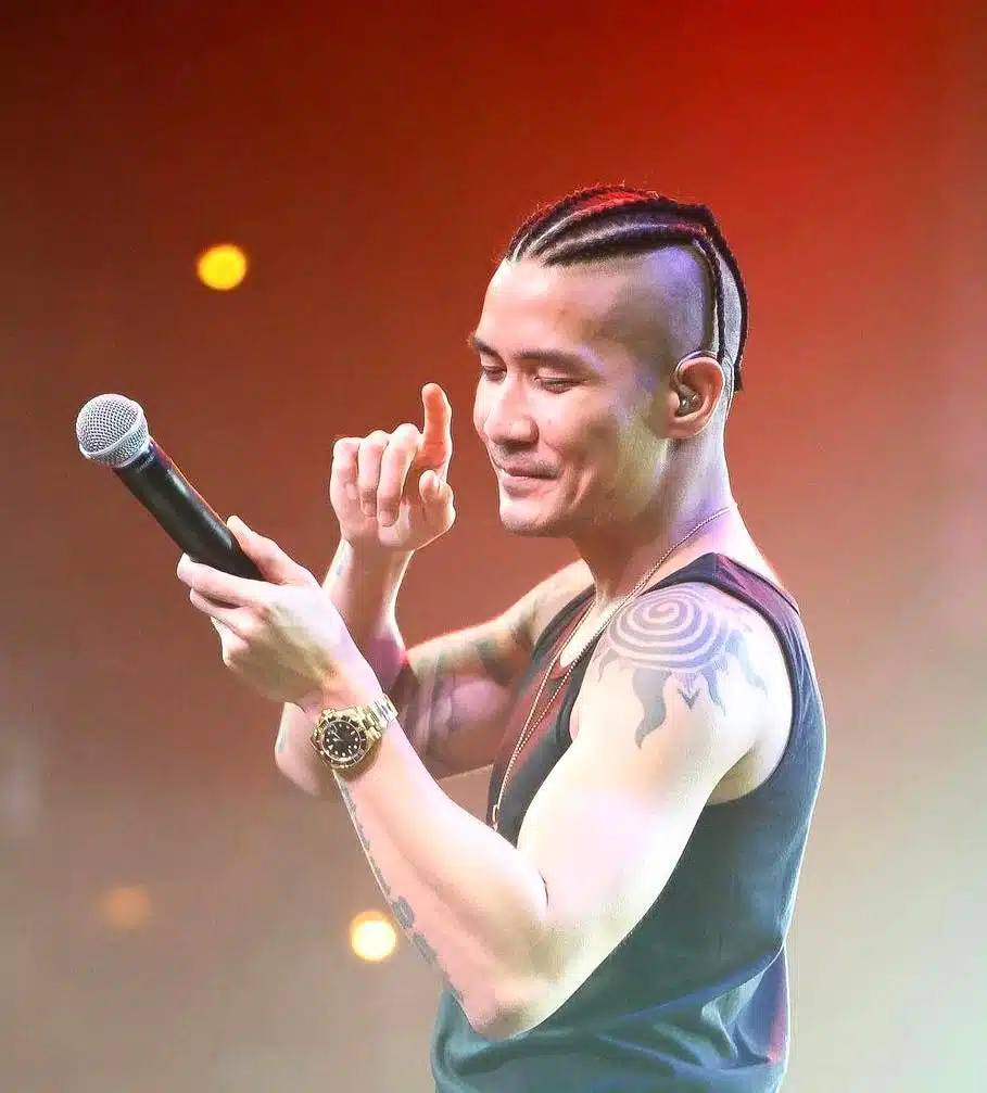 ฟัง "แบงค์ วงแคลช" หวนเล่นเพลงฮิตแทนความคิดถึง ทำนองมอบแด่ชายผู้สูญเสีย ...