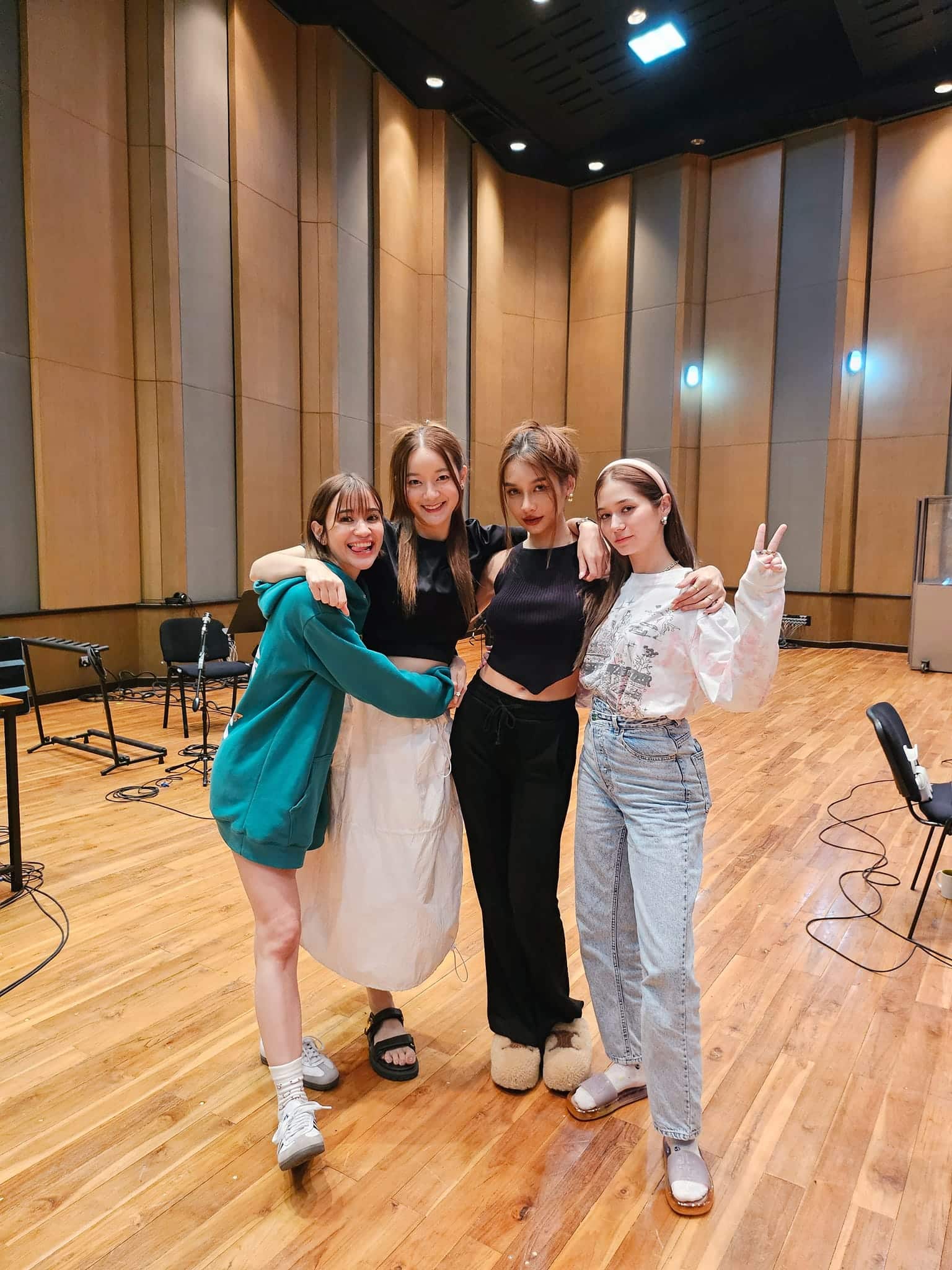 เปิดภาพความสนิท 4 นักร้องสาว '4 Queens' ก่อนจับมือขึ้นคอนเสิร์ตใหญ่ครั้งแรก