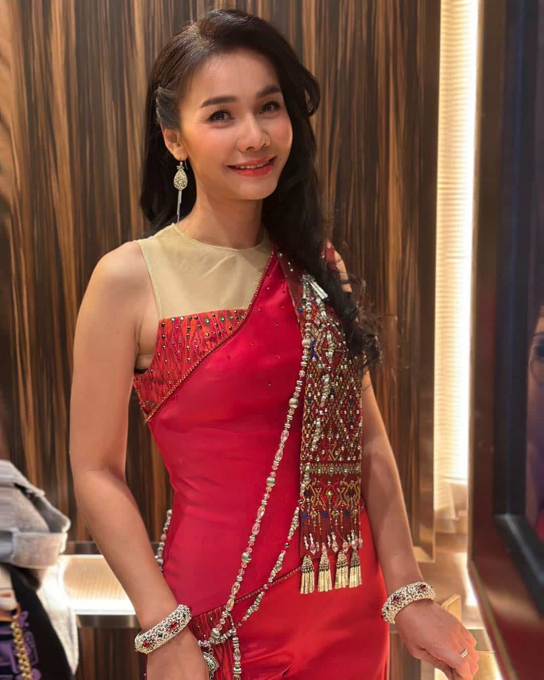 'ต่าย อรทัย' คล้องมาลัยดอลลาร์ ความรักจากแฟน ๆ ท่วมท้นแต่เงินล้นยิ่ง ...