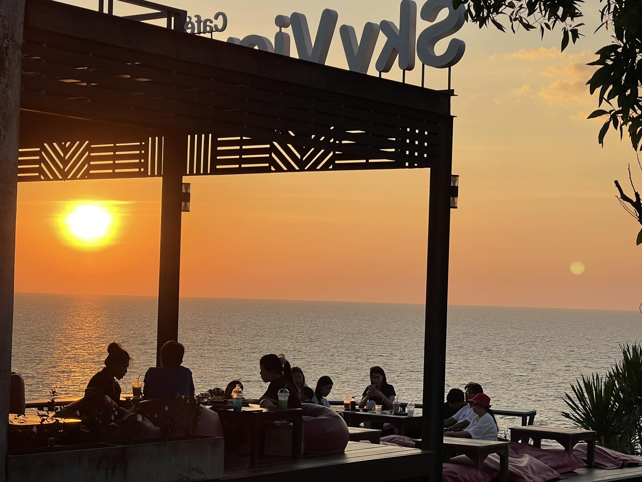 อัปเดต ดราม่าคาเฟ่ดัง Sky View cafe จันทบุรี ปมที่ดินจนวันถูกยึดร้านใน ...