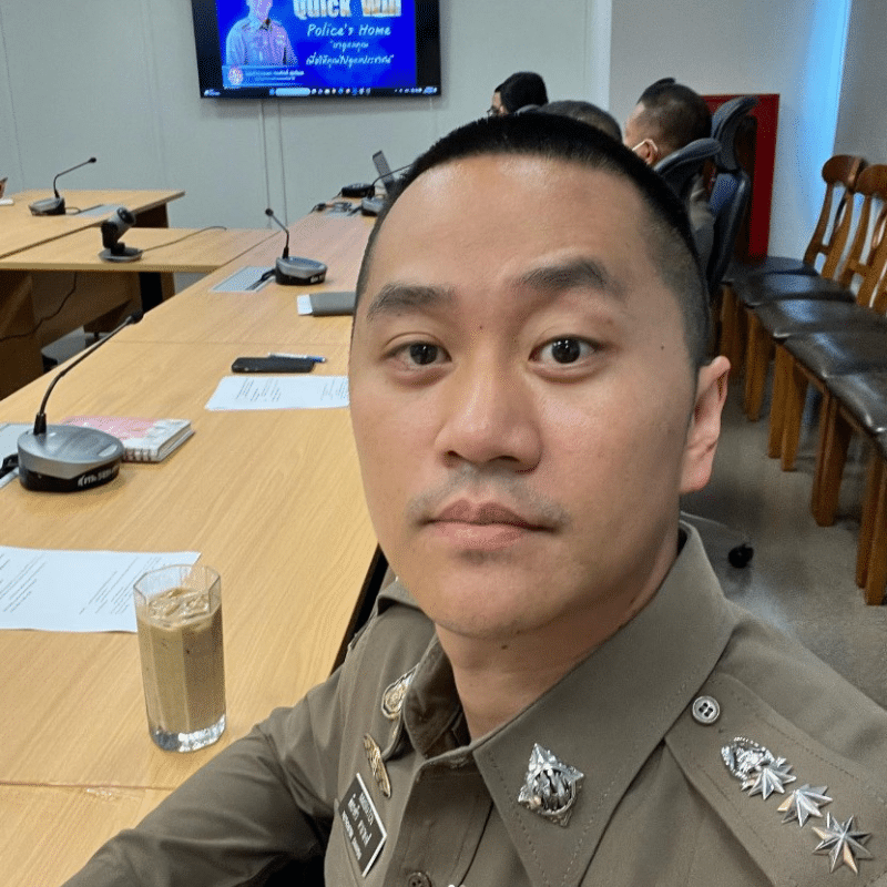 ประวัติ พ.ต.อ.พัดธงทิว ดามาพงศ์ หลานคุณหญิงพจมาน ว่าที่ ผกก.ตม.สนามบิน ...