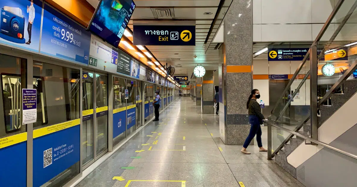 ไขกระจ่าง ทำไมเสียงประกาศบนรถไฟฟ้า BTS กับ MRT เป็นคนละคนกัน | Thaiger ...