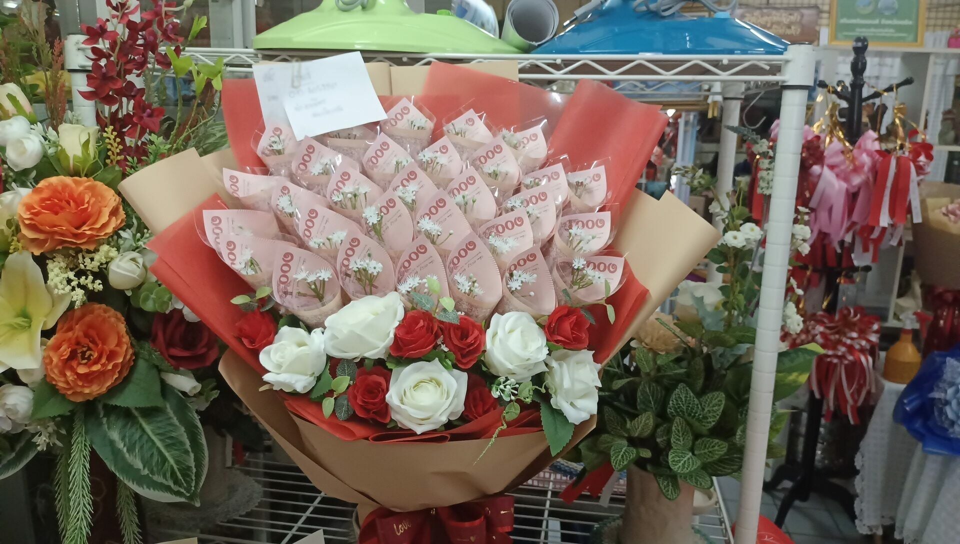 A Valentine's Gift that Keeps Giving: Bouquets of Banknotes | Thaiger