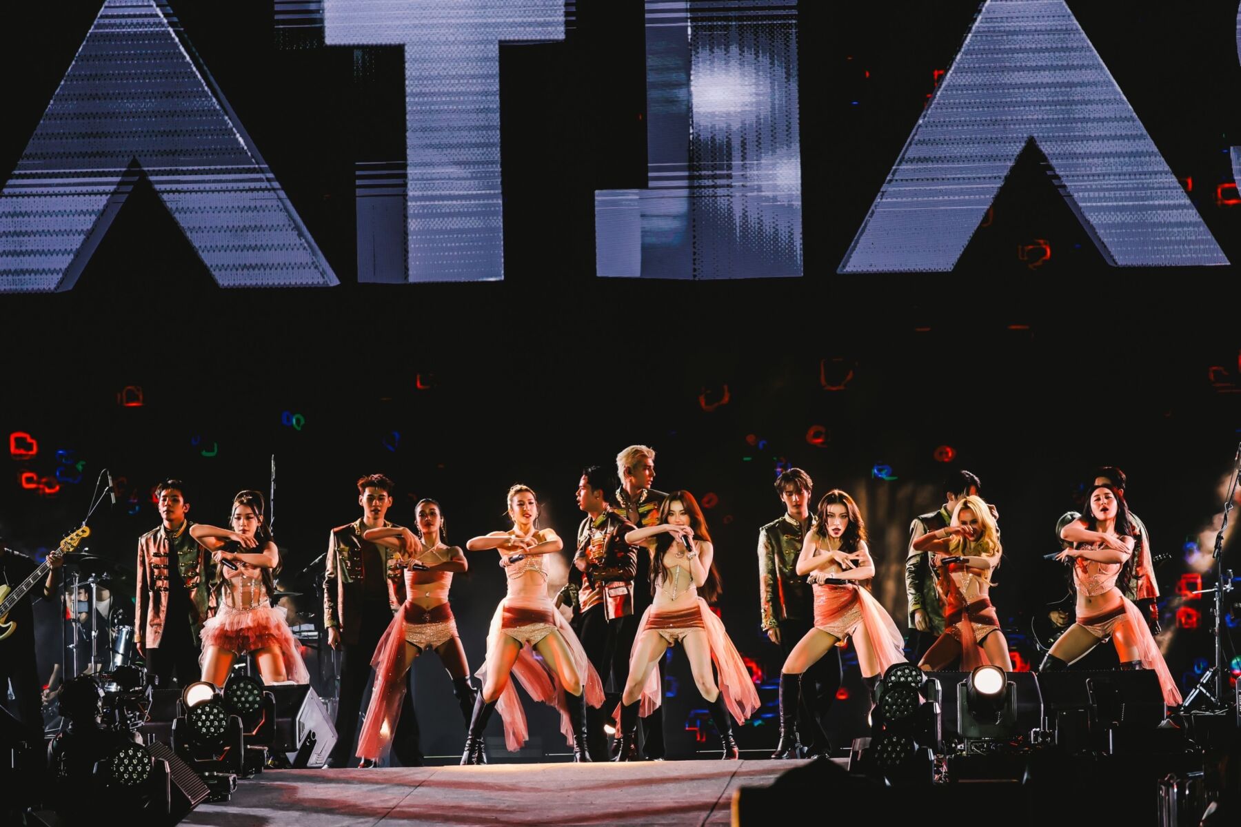 ICONSIAM captivates the world at the Amazing Thailand Countdown 2025 ...